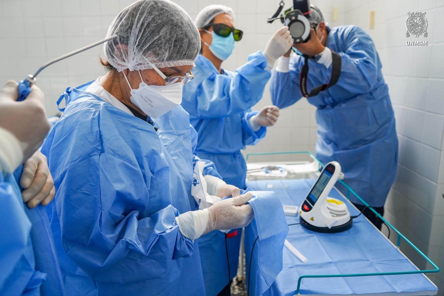 Cirugía con láser diodo LX16 Plus de Woodpecker en UNMSM Facultad de ...